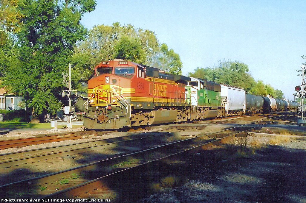 BNSF 4884 westbound
